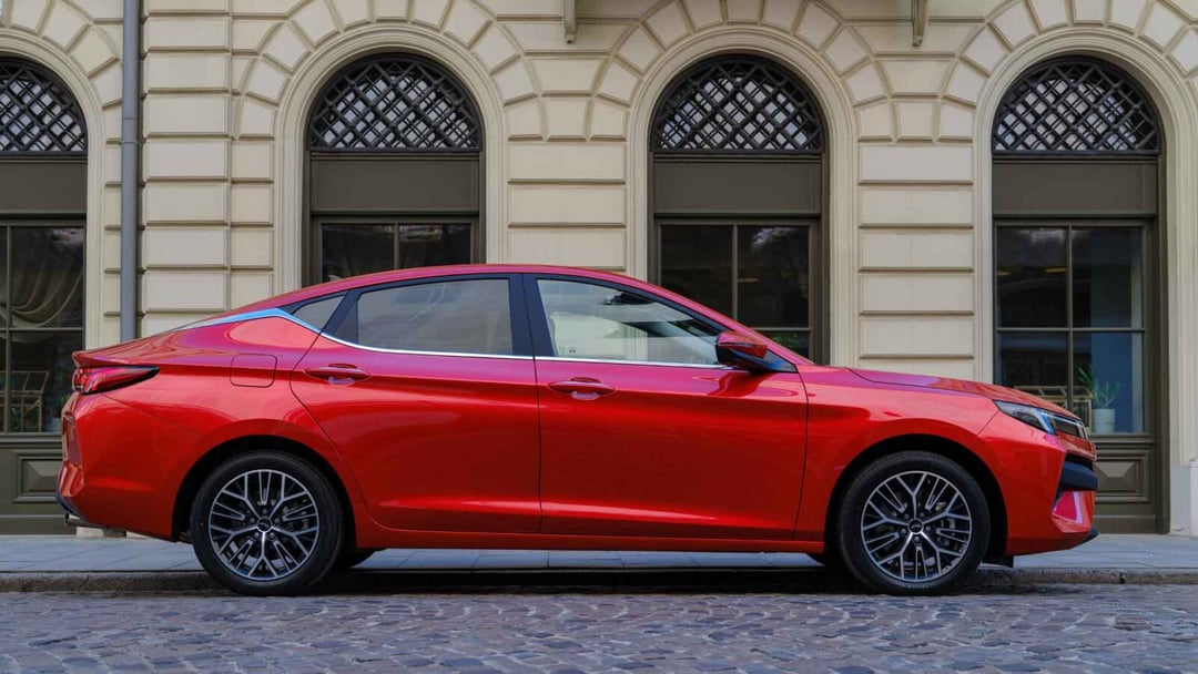 JAC J7 Plus oficjalnie wjeżdża na polski rynek. Nowy fastback ma ...