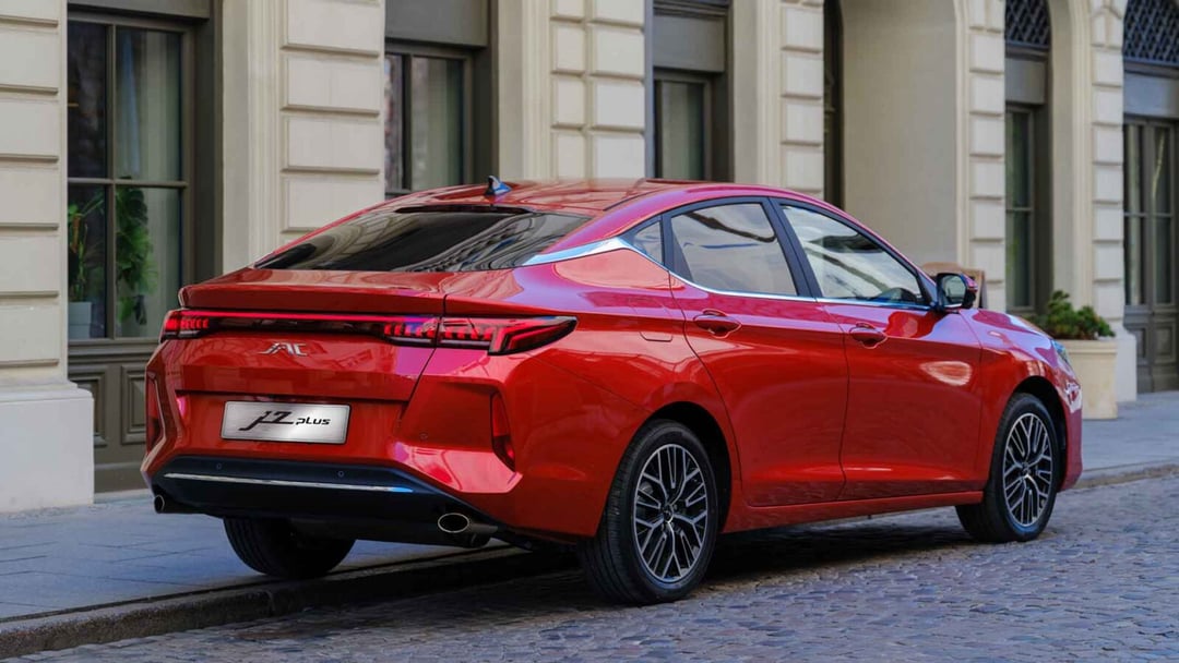 JAC J7 Plus oficjalnie wjeżdża na polski rynek. Nowy fastback ma ...